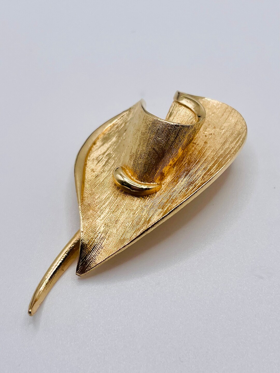 Vintage Coro Pegasus Brushed Gold Tone Leaf Flower Stingray Brooch ...