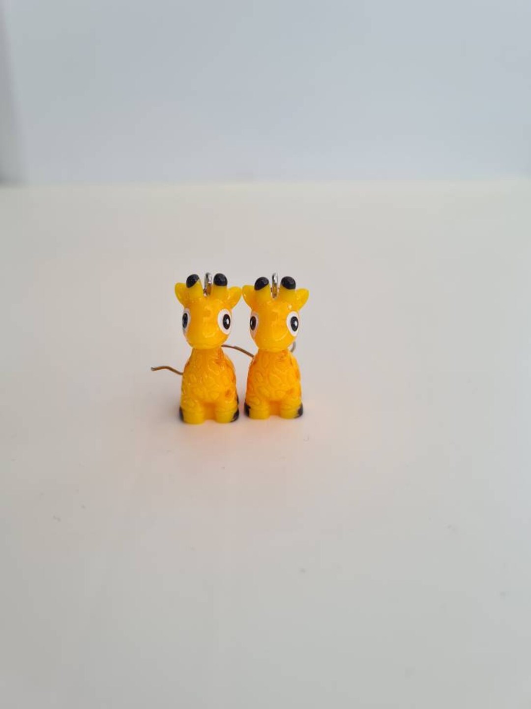 Pendez / déposez des boucles d’oreilles en girafe jaune, des bijoux ...