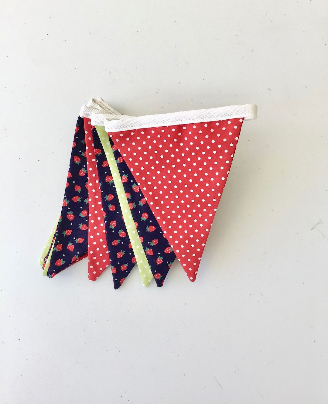 Banderines largos de verano con fresas y lunares, ideales para el ...