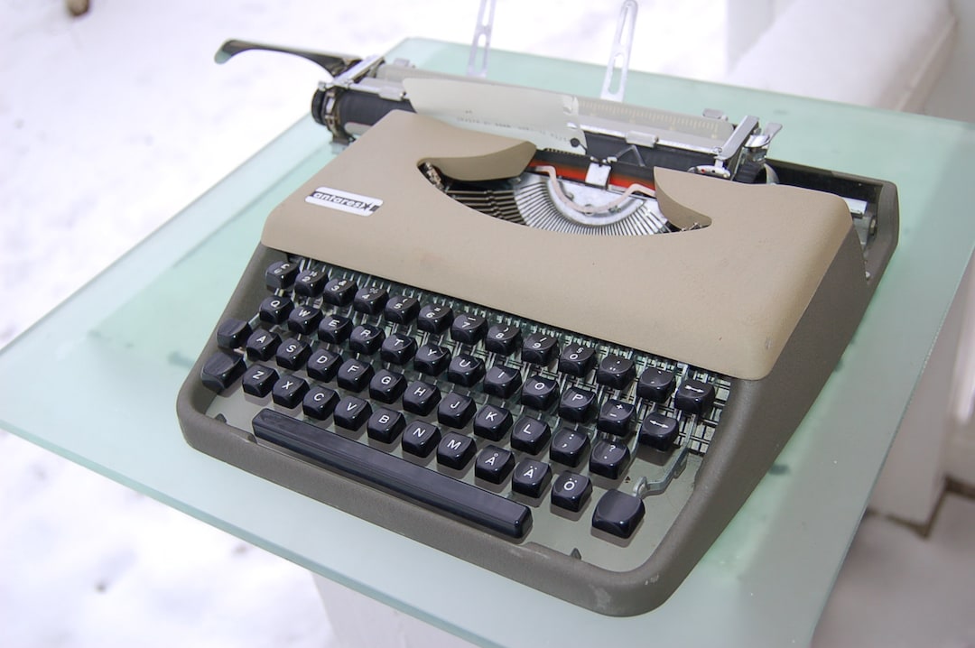 Antares Portable Typewriter Compact With Lid / 1960s / Made in Italy ...