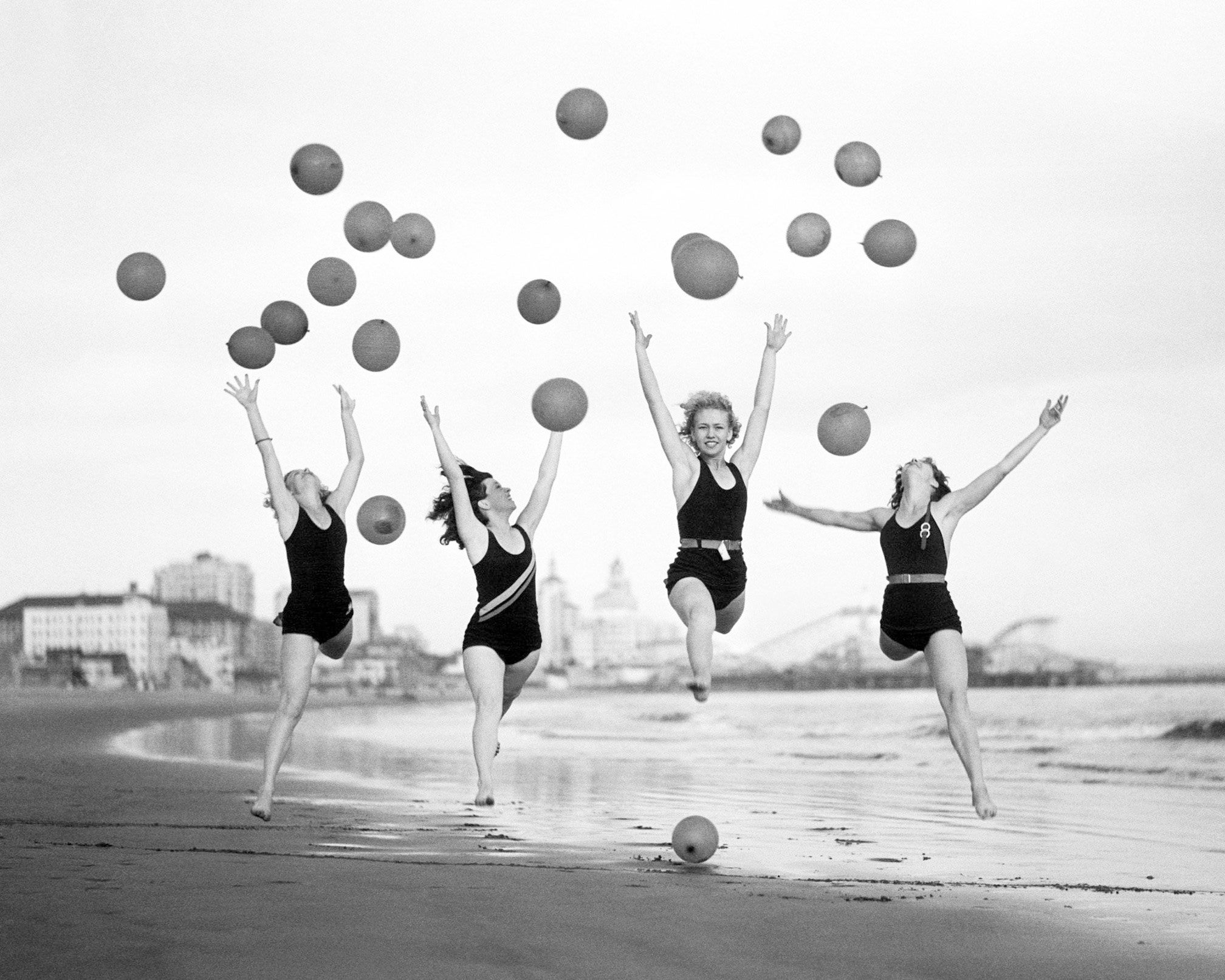 Beach Girls Balloon Print, Vintage Beach Style, Beach House Print, Wall ...