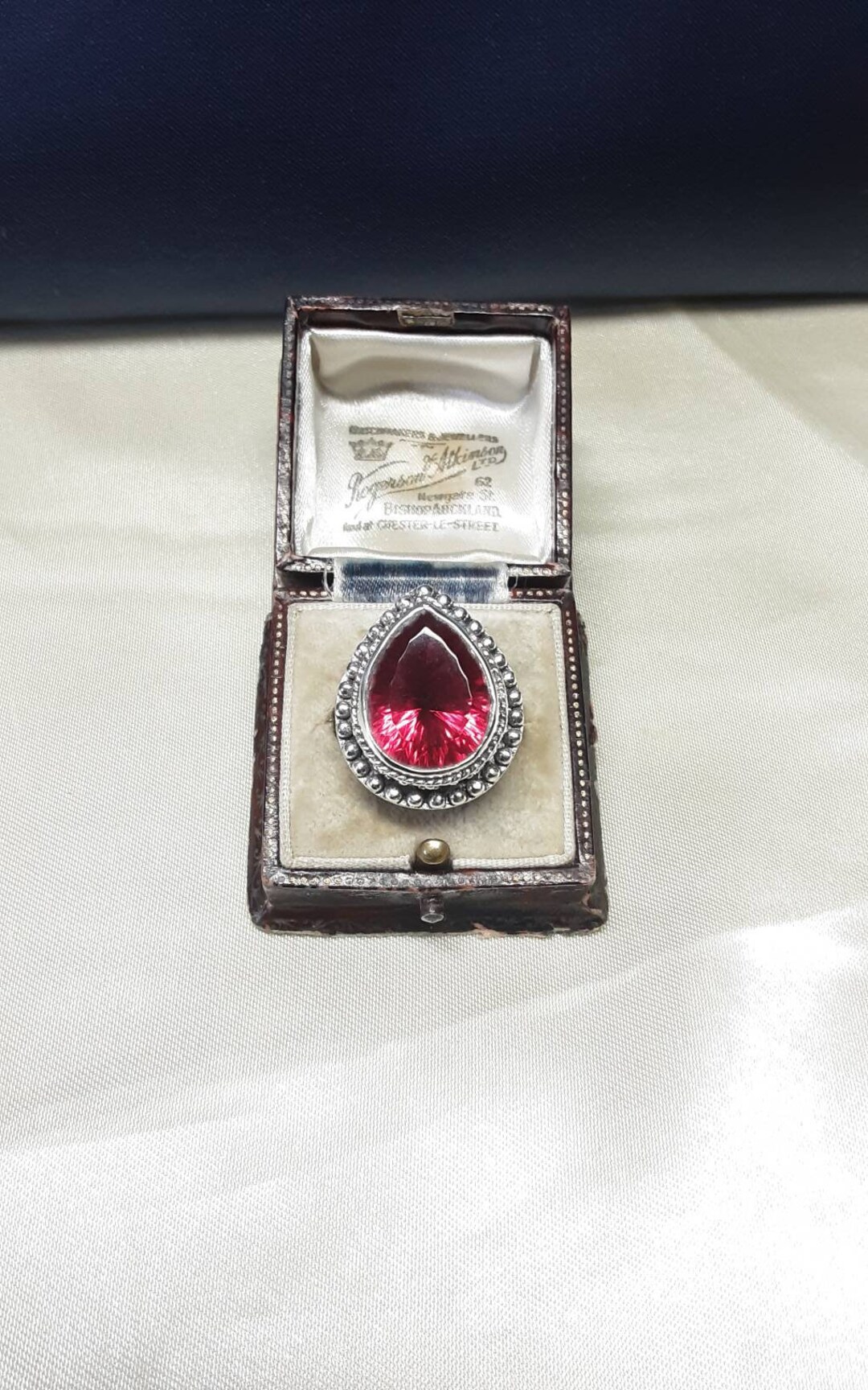 Wunderschöner Vintage Sterling Silber und Großer Rubin Paste Statement ...