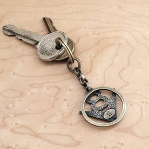 V8 Keychain | V8 Emblem | Gearhead Gift | Classic Cars Accessories ...