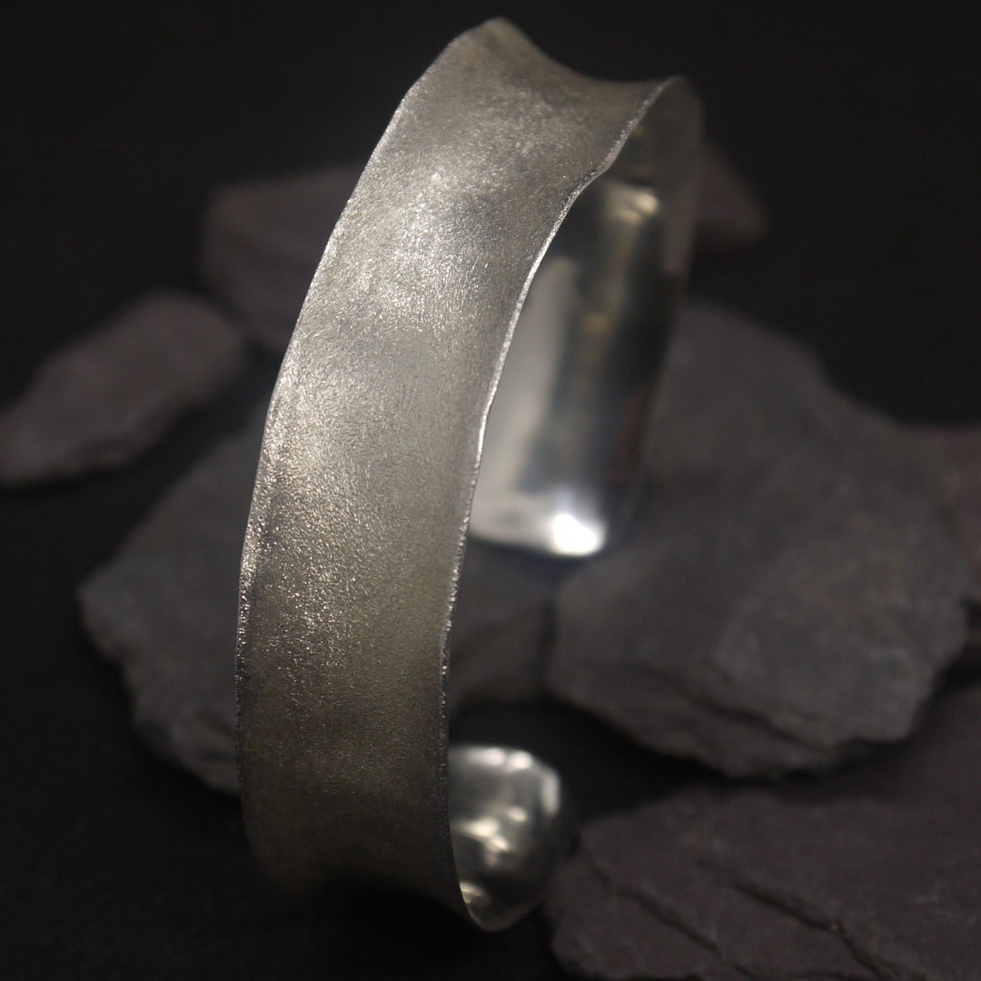 Frosted organic silver cuff - Etsy.de