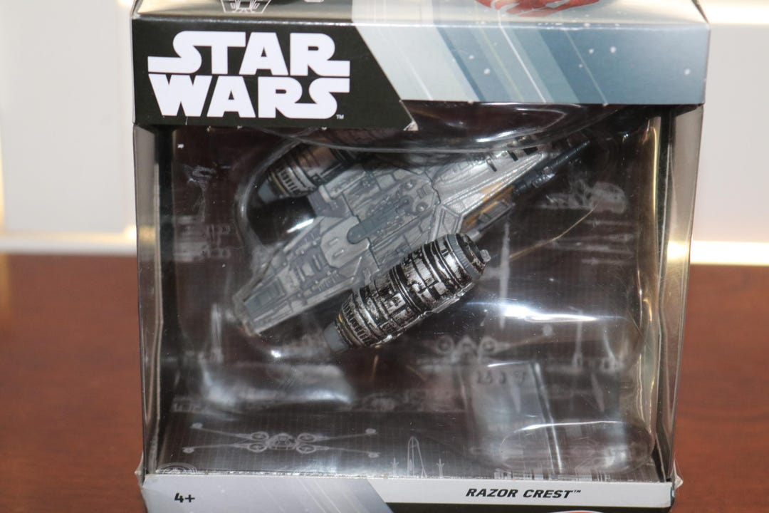 Hot Wheels Razor Crest Starship: Die-cast Metal With Display Stand ...