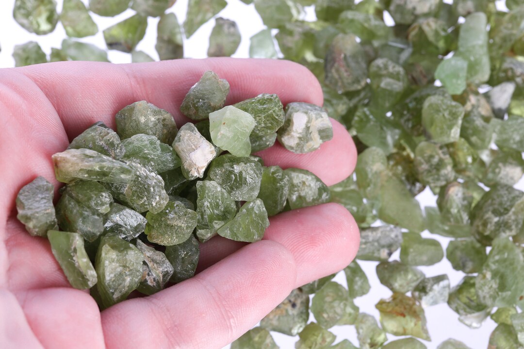 Kleine rohe Peridot-Stücke, rauer natürlicher Peridot, Peridot-Chips ...