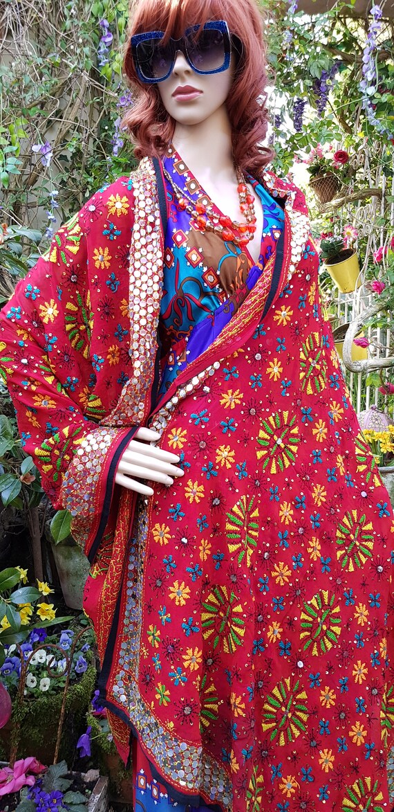 Vintage Shawl: Stunning Vintage 1970s Bright Red Heav… - Gem