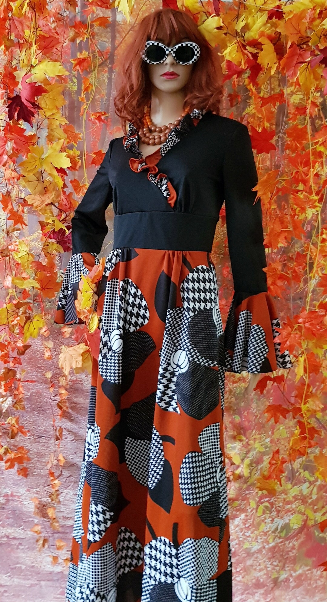 UK 10 (US 6) Groovy Vintage 1970s Black White & Rust Brown Floral and ...