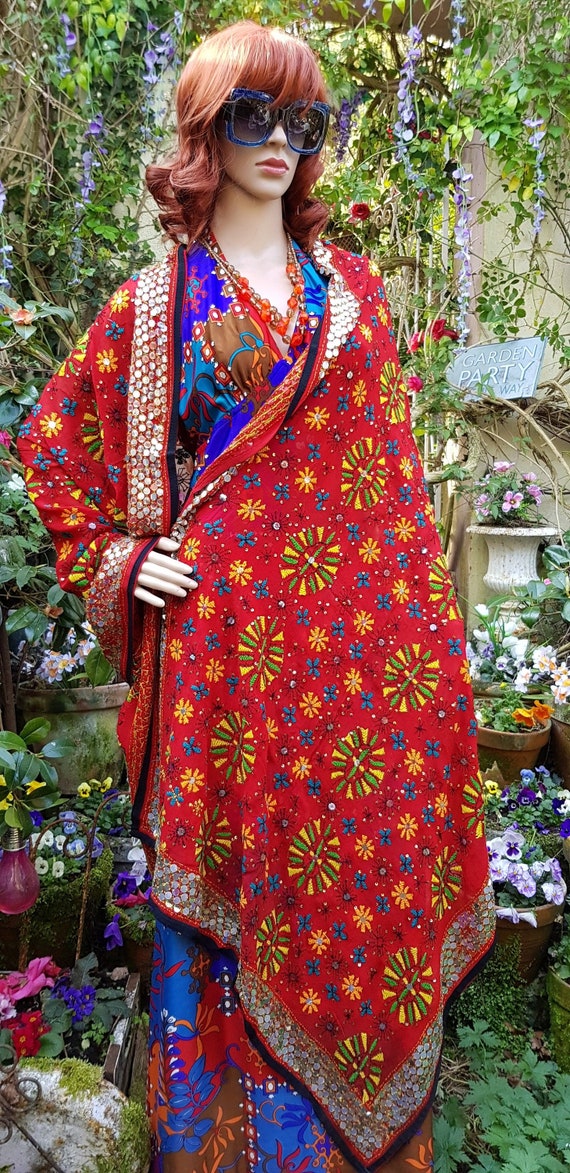 Vintage Shawl: Stunning Vintage 1970s Bright Red Heav… - Gem