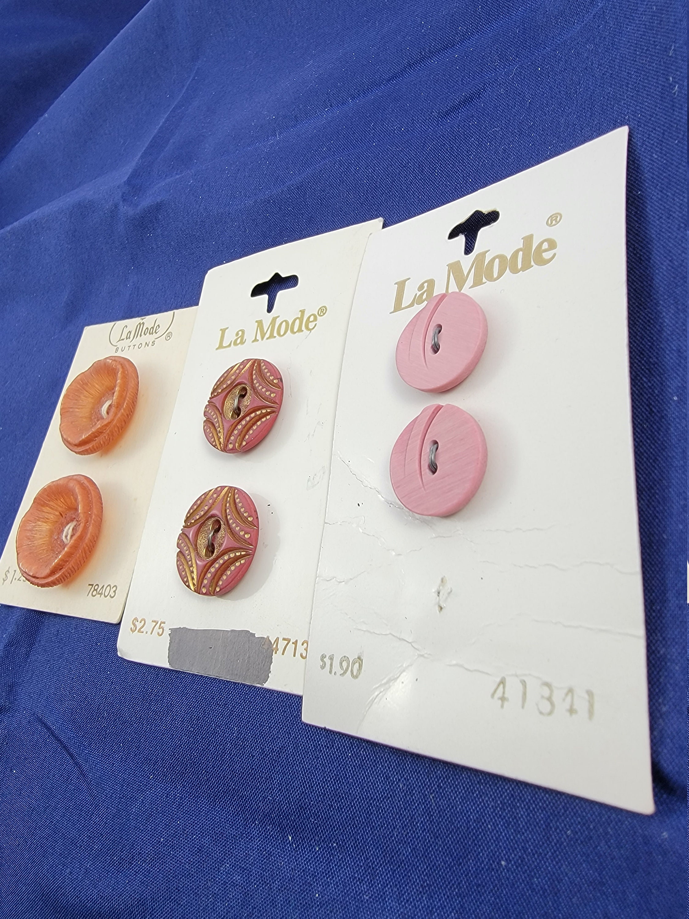 Souvenirs & Events Collectibles Vintage ‘La Mode’ brand graphic button ...