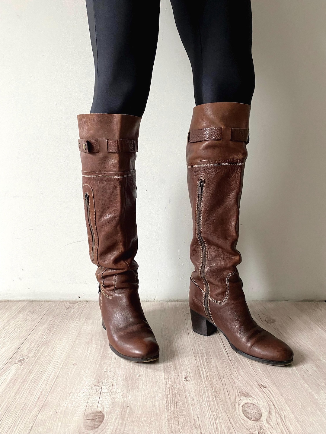 Botas altas de couro marrom vintage, estilo western, salto alto, botas ...