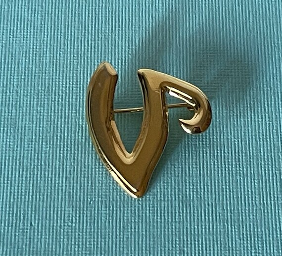 Vintage letter V brooch, letter V jewelry, gold lette… - Gem