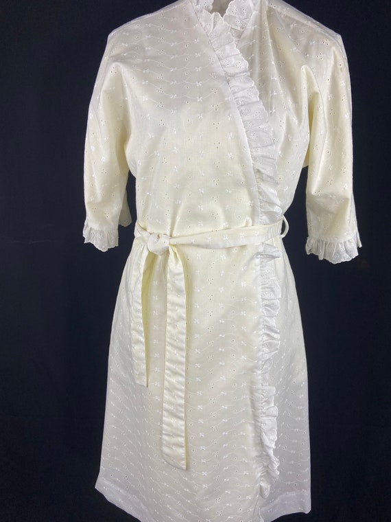 1970s Precious White Eyelet Short Cotton Robe with Pa… - Gem
