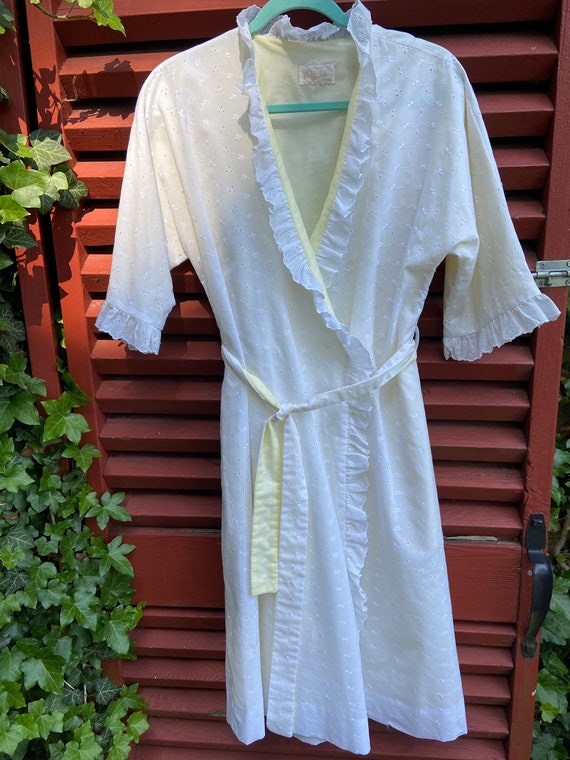 1970s Precious White Eyelet Short Cotton Robe with Pa… - Gem