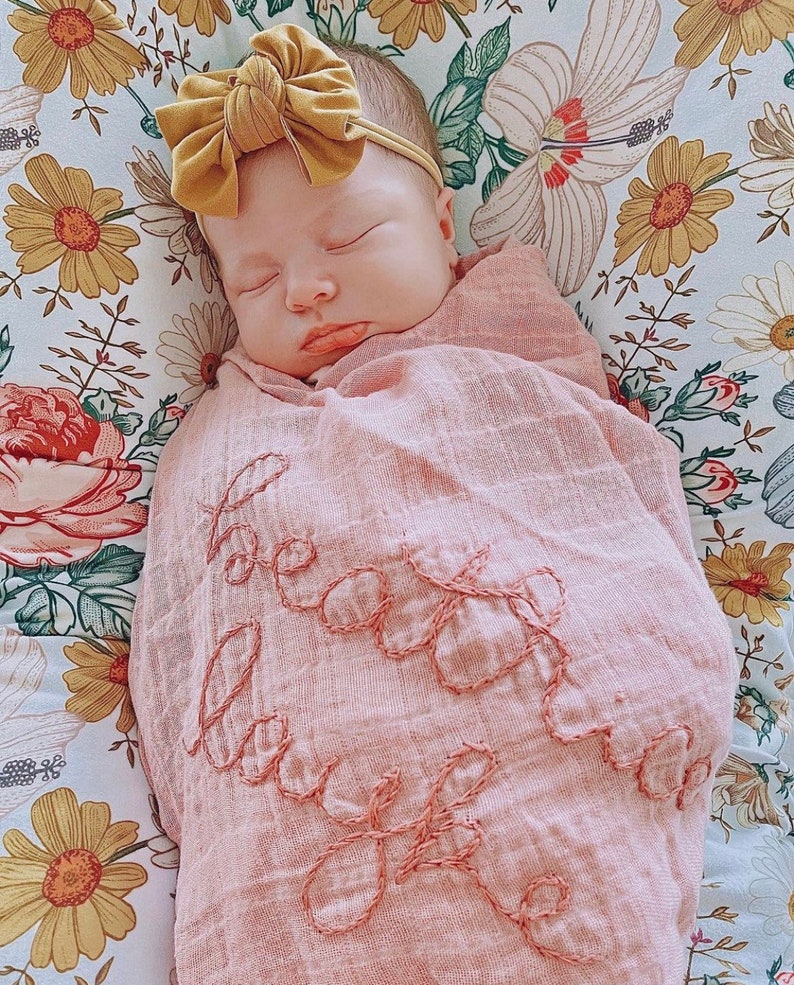 Hand Embroidered Baby Name Swaddle // Muslin Blanket - Etsy