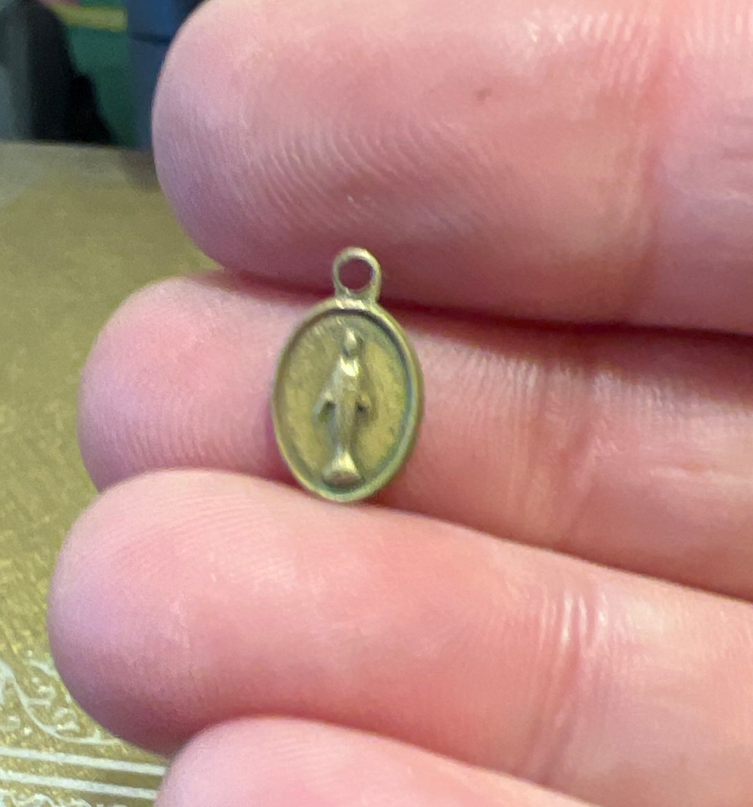 Mini Mary Pendant - Etsy