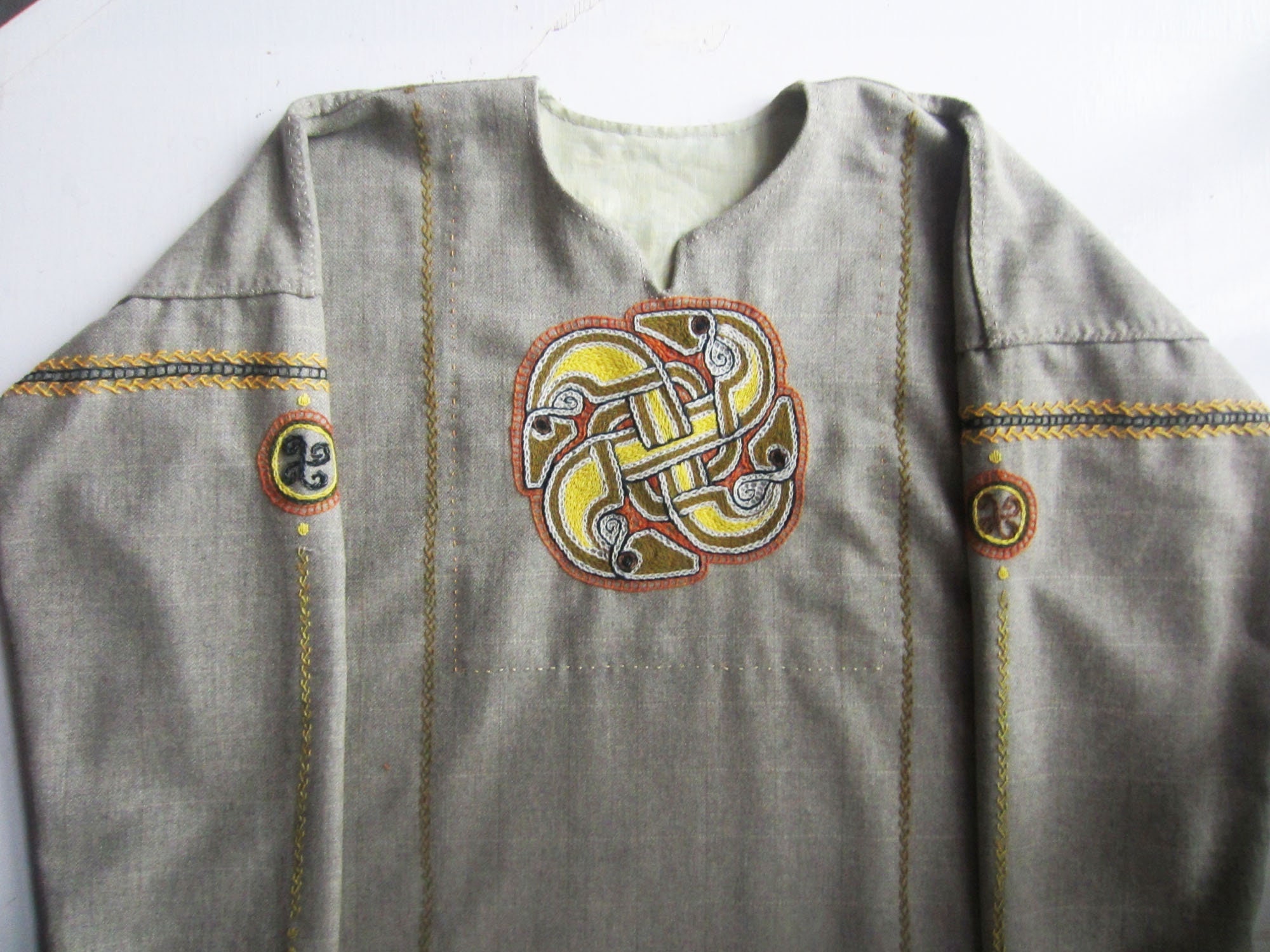 The Beautiful Woollen Tunic, 4 Horses of God Frey, Historical Pattern ...