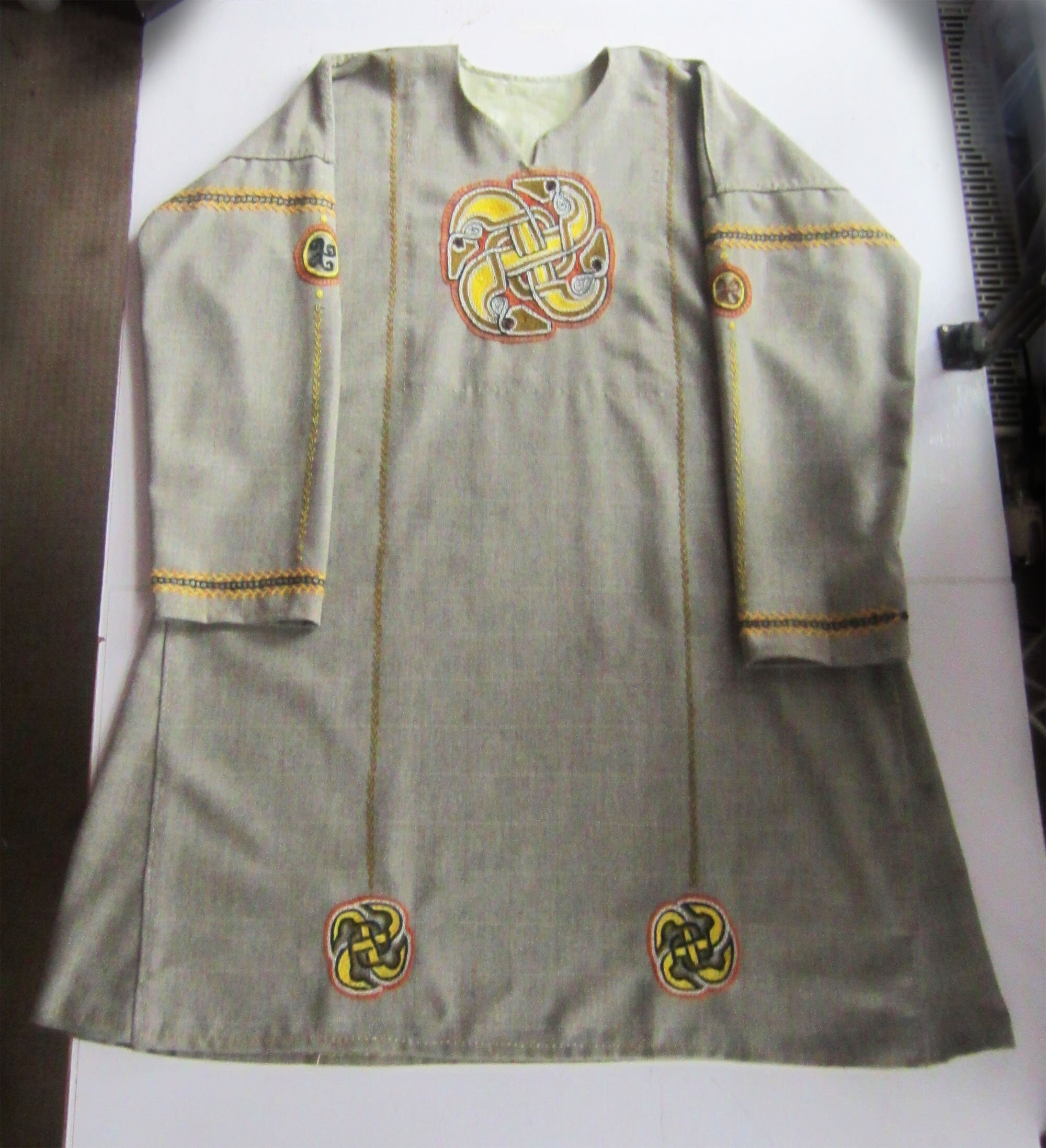 The Beautiful Woollen Tunic, 4 Horses of God Frey, Historical Pattern ...