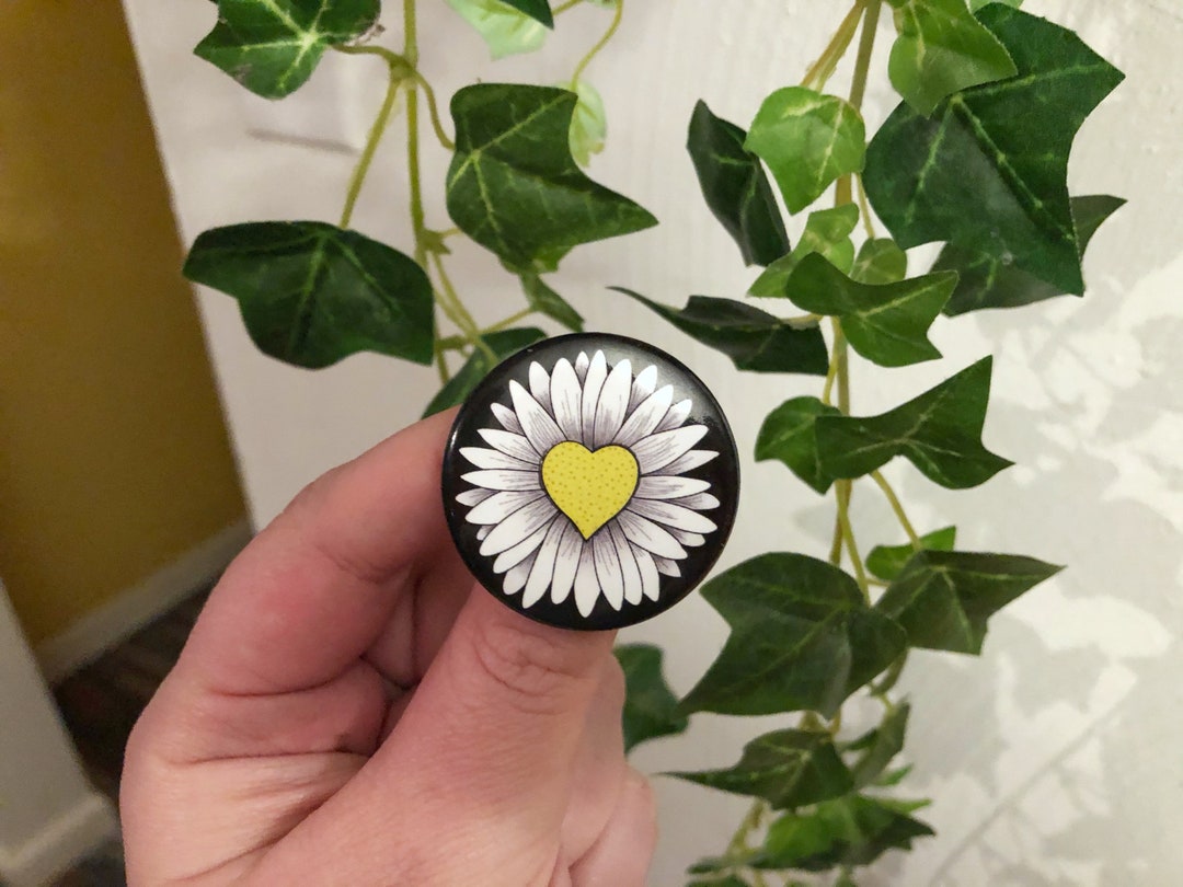 Daisy 1.5” Pin Back Button | Daisy Heart | Backpack Pins | Flowers ...