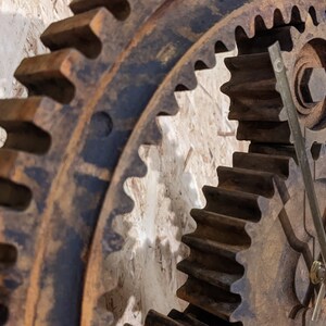 Rusting Cast Iron Gear Box Freestanding Clock - Etsy