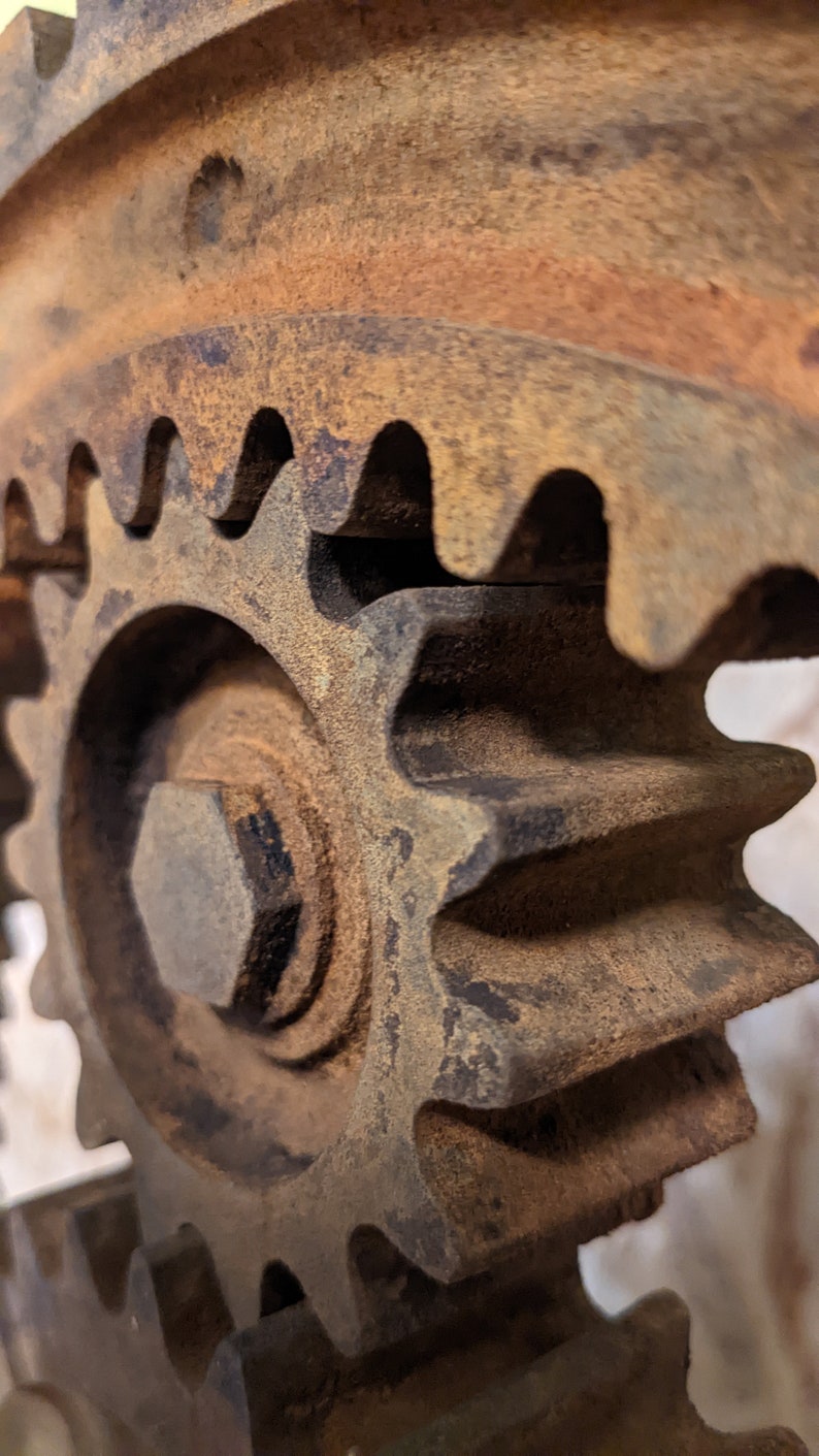 Rusting Cast Iron Gear Box Freestanding Clock - Etsy