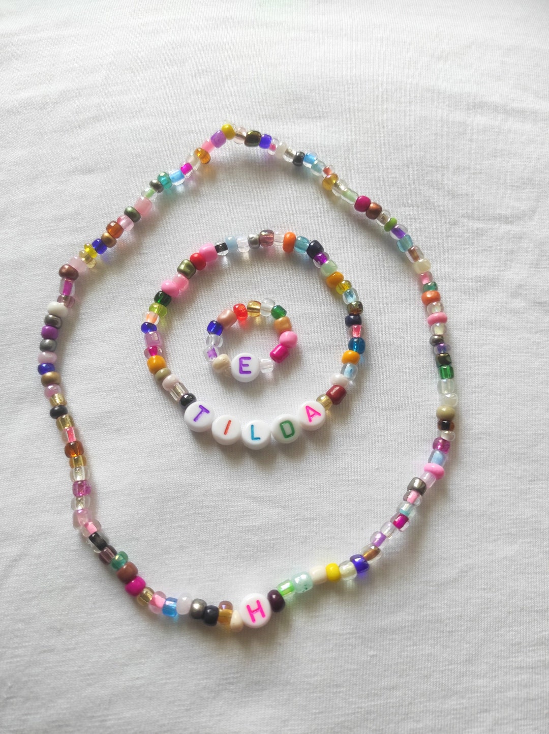 Bunte Kinder Perlenkette mit Namen, Buchstabenkette mit bunten Perlen ...