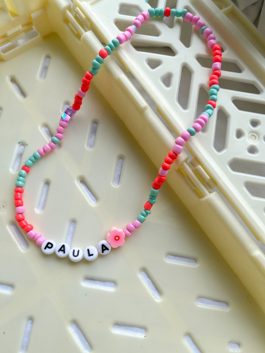 Bunte Kinder Perlenkette mit Namen, Buchstabenkette mit bunten Perlen ...