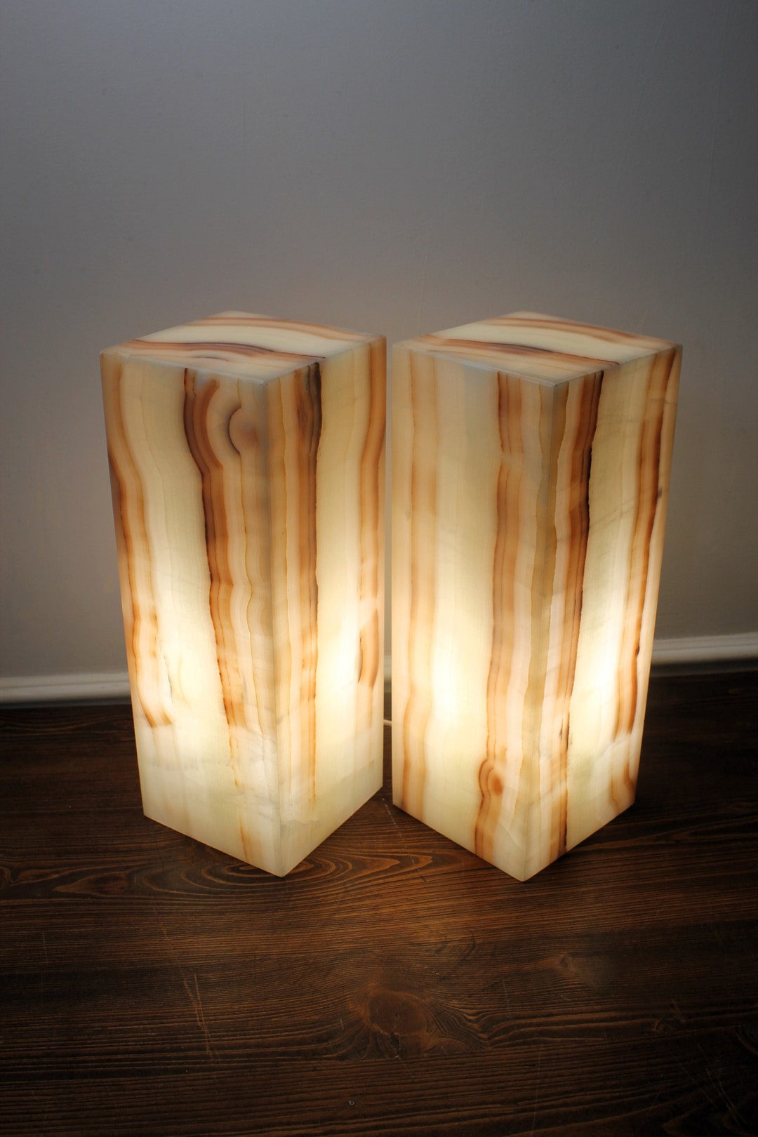 Crystal White Onyx Table Lamp, 16" - Elegance of Golden Natural Veins ...