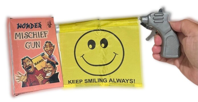 Vintage SMILING FACE GUN Yellow Flag Clown Comedy Gag Toy Joke Prop ...