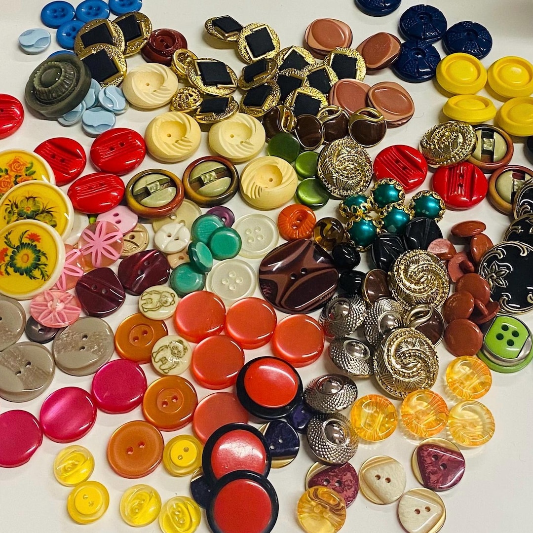 Circa 50s and 60s Lot Vintage Buttons in Various Shapes and Colors ...