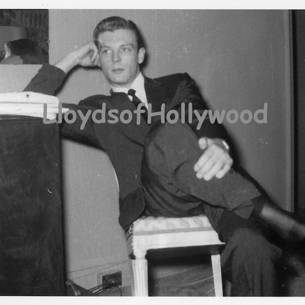 Anderson Cooper Handsome News Anchor TV Celebrity Unshaven and Casual ...