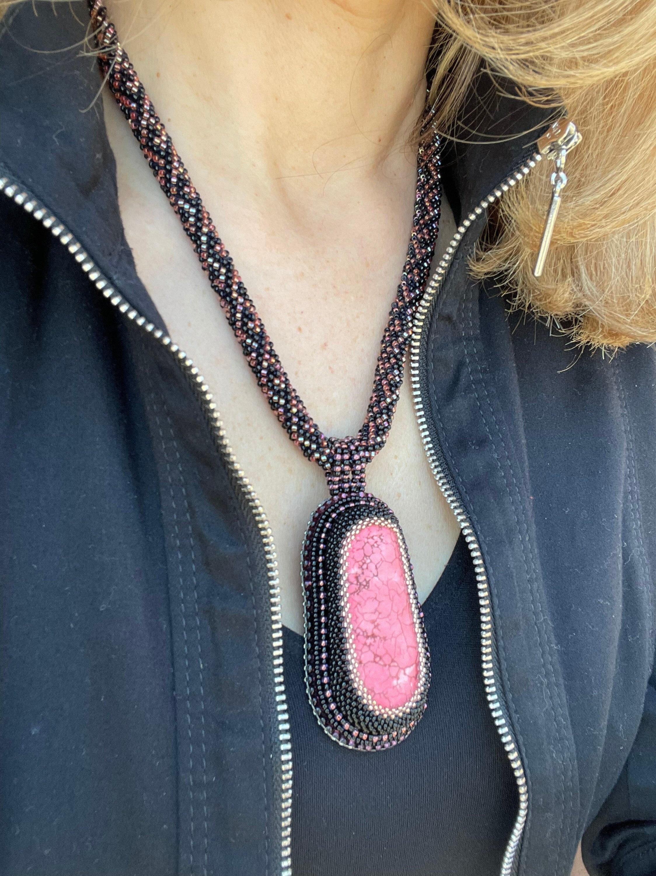 Pink magnesite necklace. Magnesite pendant bead embroidery - Etsy.de