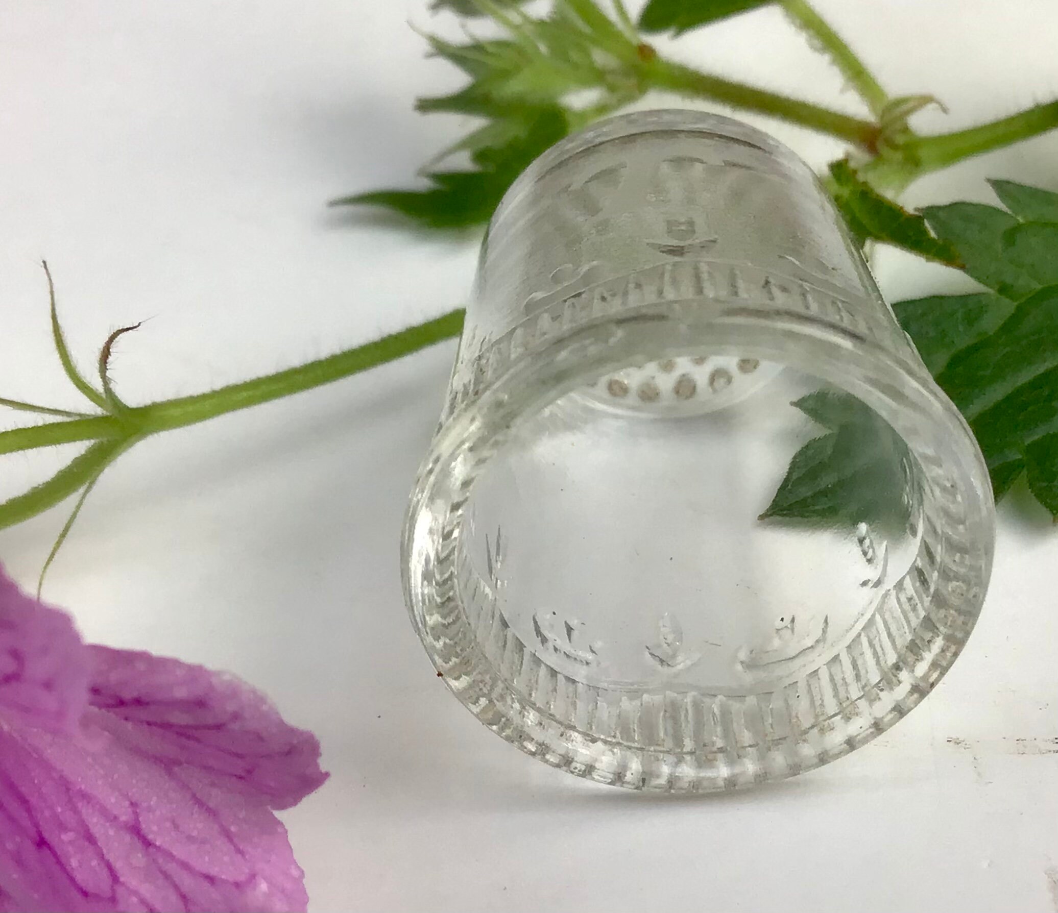 Vintage pressed Glass Thimble con una T etched para Thimble o | Etsy