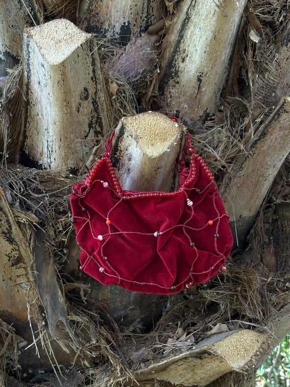 Vintage deep red velvet handbag with gold metal frame… - Gem