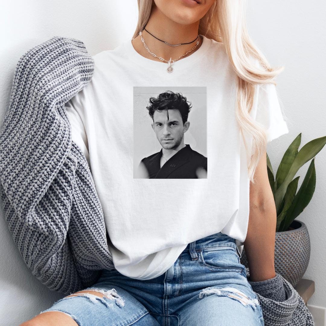 Jonathan Bailey Headshot T-shirt - Wicked Fan Gift - Etsy