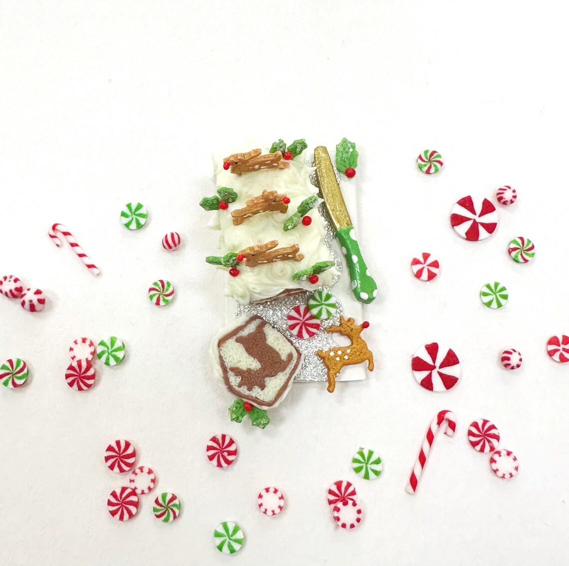 Christmas ~ A ‘surprise Inside’ Reindeer and Holly Cake & Cake Board ...
