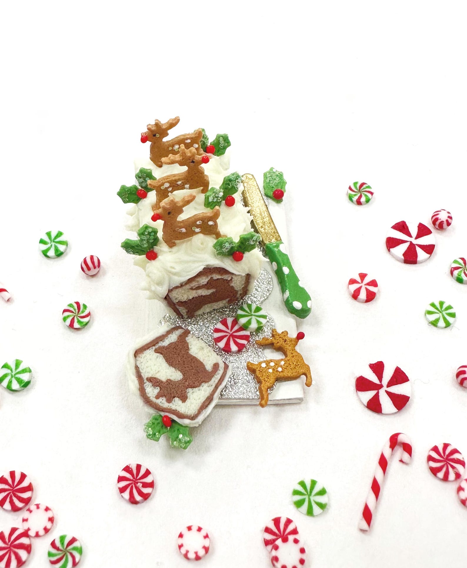 Christmas ~ A ‘surprise Inside’ Reindeer and Holly Cake & Cake Board ...