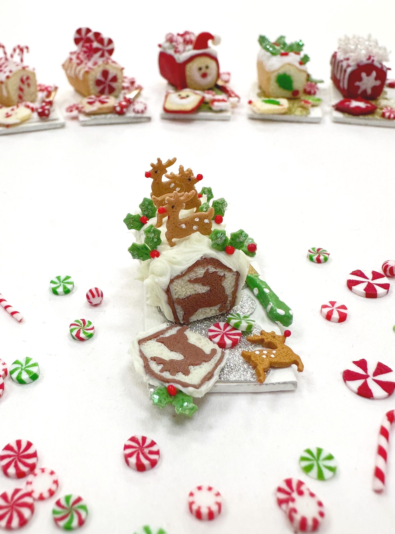 Christmas ~ A ‘surprise Inside’ Reindeer and Holly Cake & Cake Board ...
