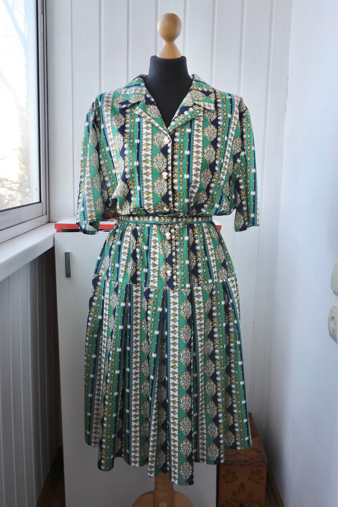 1980s Green & Gold Mini Pleated Dress – Petite Plus Size Drop-waist Shirtdress With Matching ...