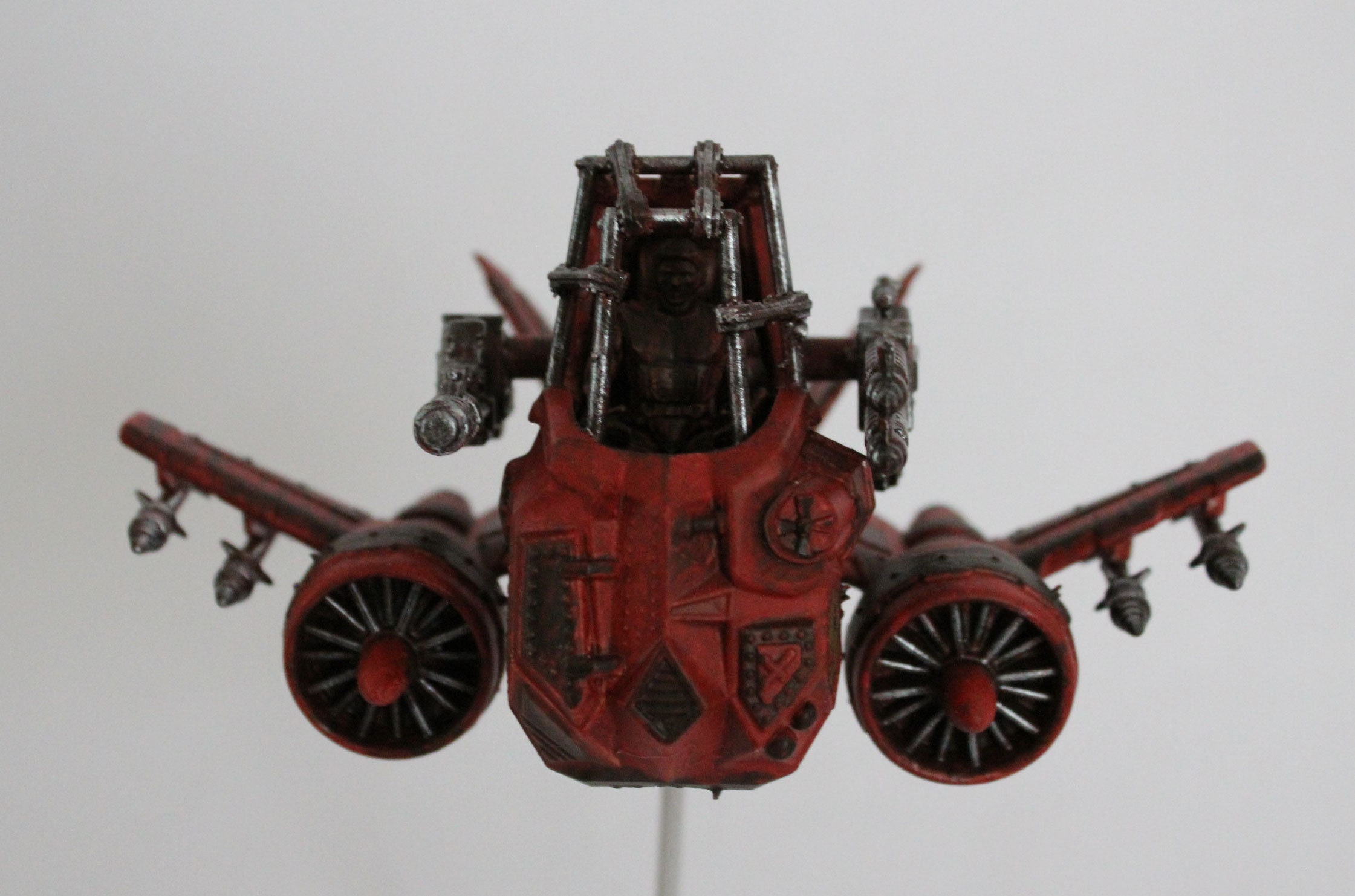 Futuristisches Retro-Flugzeug mit Warhammer 40000 40k Raketenwerfer ...