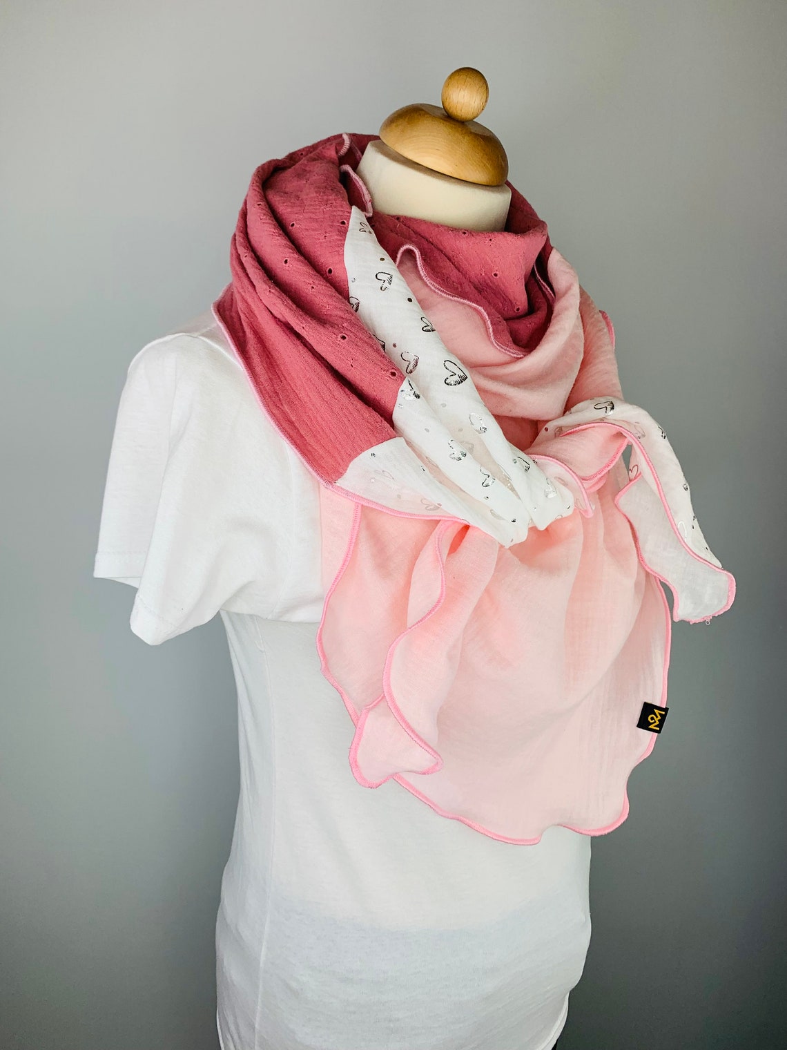 Schal aus Baumwolle in leichtem rosé, altrosa mit Lochstickerei und ...