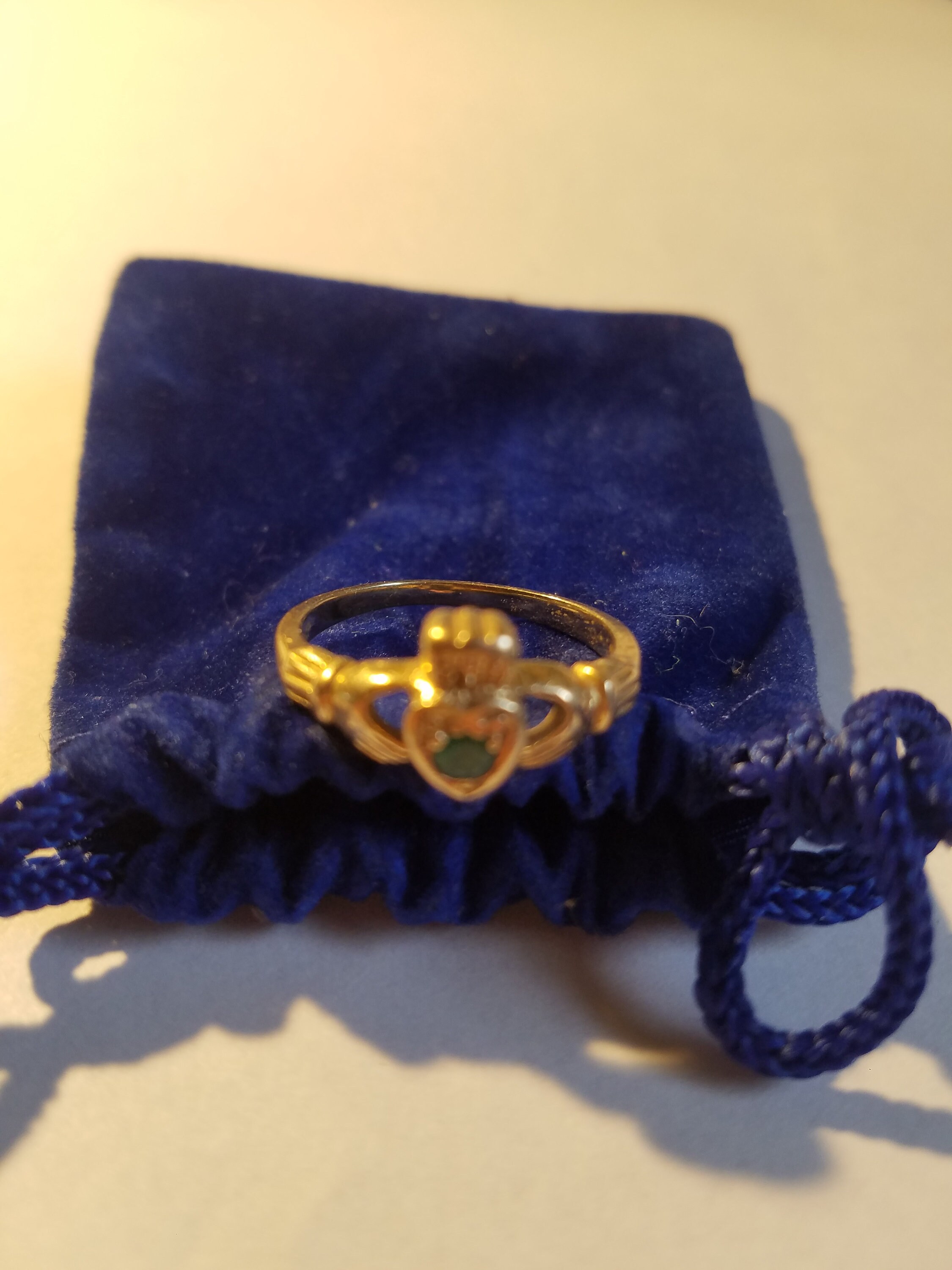 Anillo claddagh de oro de 14kt con esmeralda - Etsy México