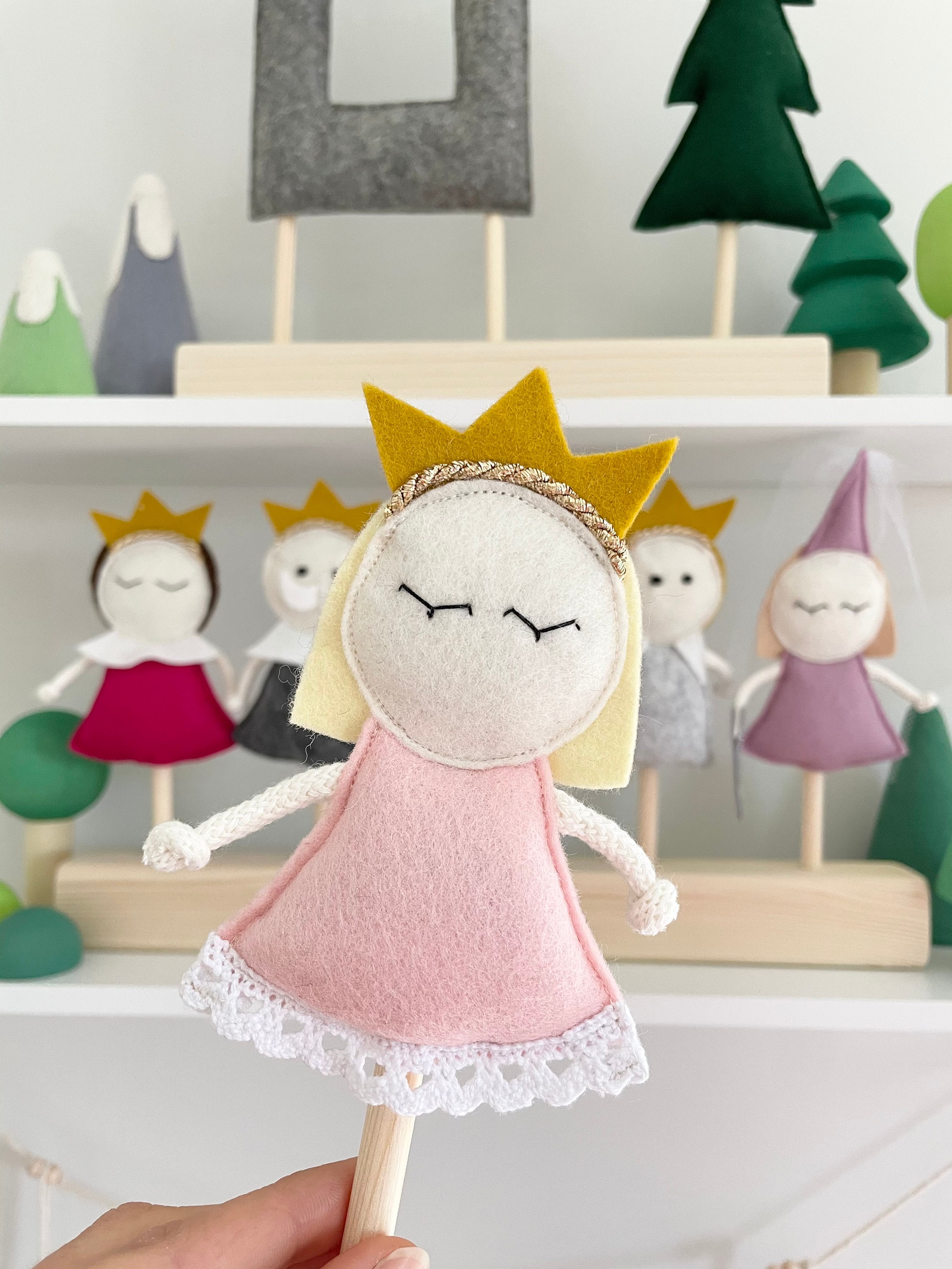 Rapunzel puppets and decorations set for Mimiki puppet theatre Pretend ...