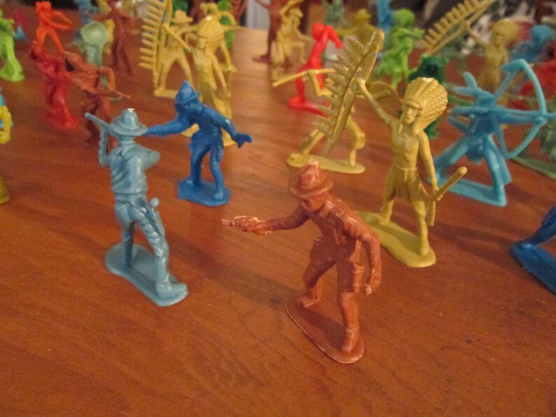 Plastic Cowboys and Indians Toys; 200 Pieces in Assorted Colors ...
