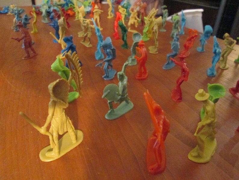 Plastic Cowboys and Indians Toys; 200 Pieces in Assorted Colors ...