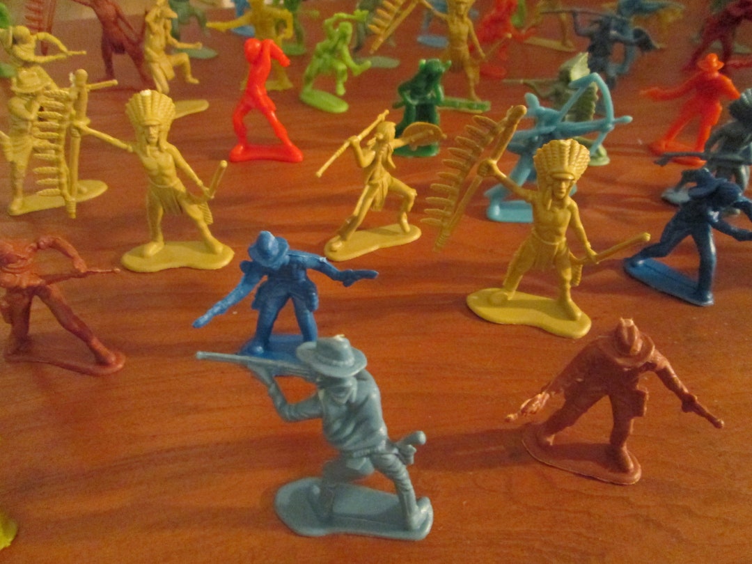 Plastic Cowboys and Indians Toys; 200 Pieces in Assorted Colors ...