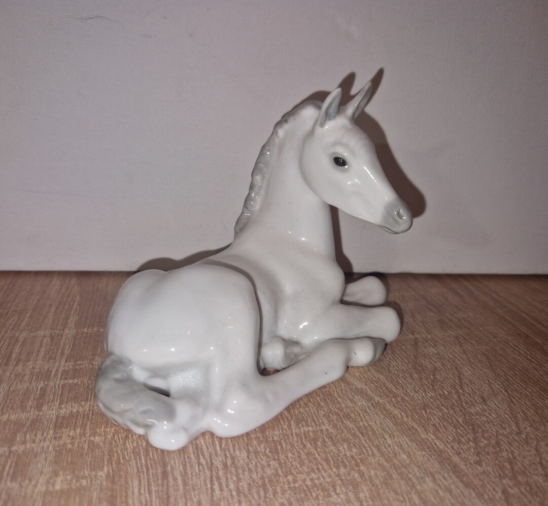 Vintage, Horse, White, Grey, off White, Greyish, Lying, Laying, Horse ...