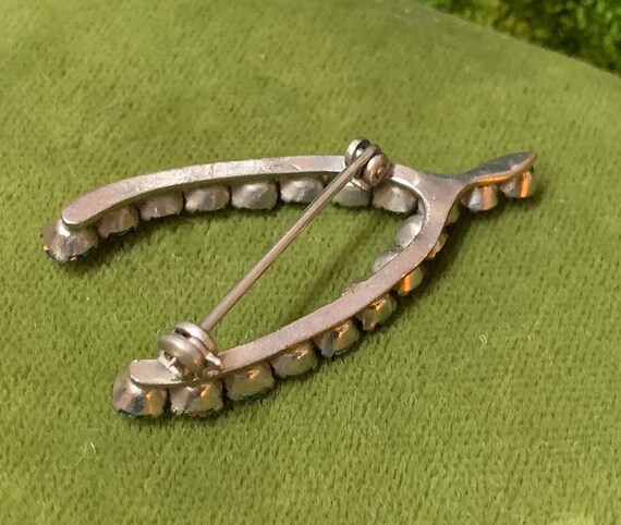 Early Vintage Emerald Green Paste Wishbone Brooch Old… - Gem