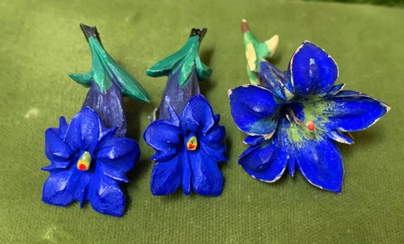 Early Vintage Deep Carved Bakelite Flower Brooch and … - Gem