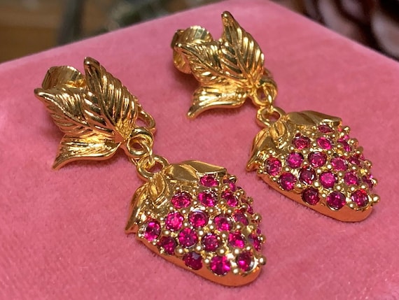 Vintage Avon Gold Strawberry Clip On Earrings in Orig… - Gem